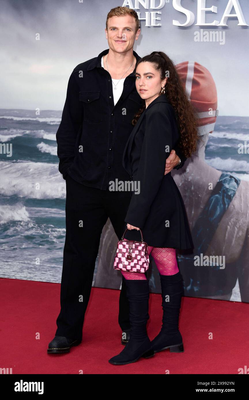 Robert Eades mit Begleitung bei der Premiere des Kinofilms Young Woman ...
