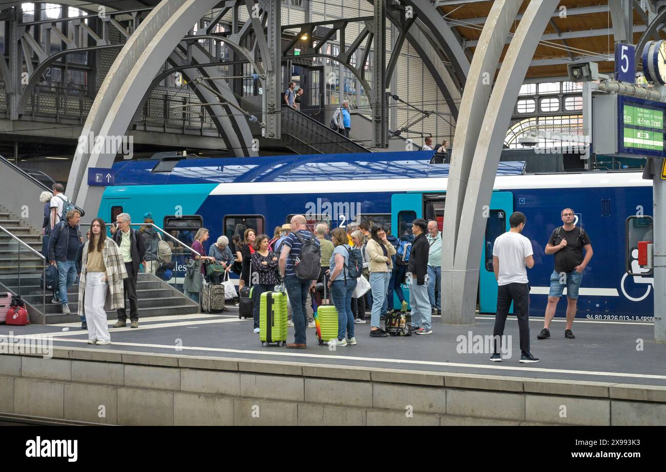 Hauptbahnhof, Bahnsteig, Regionalbahn, Lübeck, Schleswig-Holstein ...