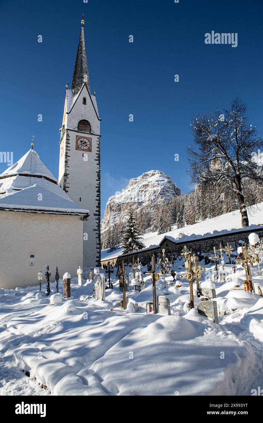 Skiing in Alta Badia, Dolomites, Italy Stock Photo - Alamy