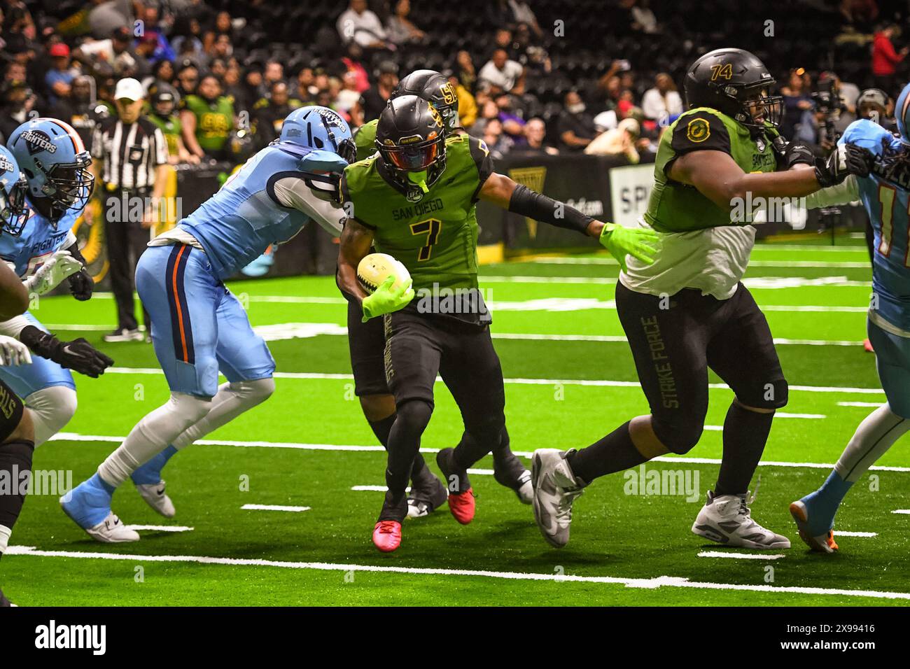 San Diego Strike Force quarterback Rudy Johnson (7) runs in for a ...