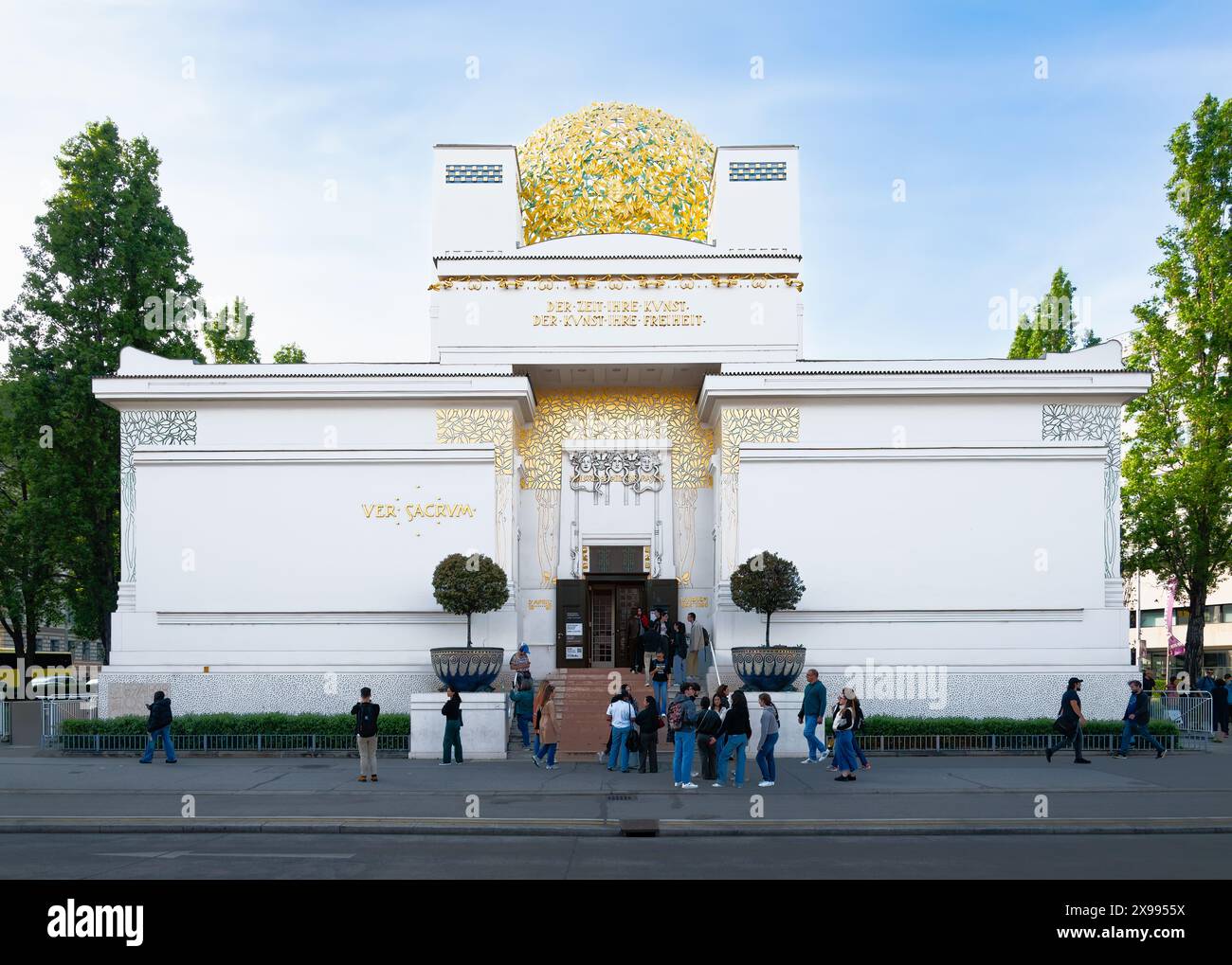Vienna art nouveau sculpture hi-res stock photography and images - Alamy