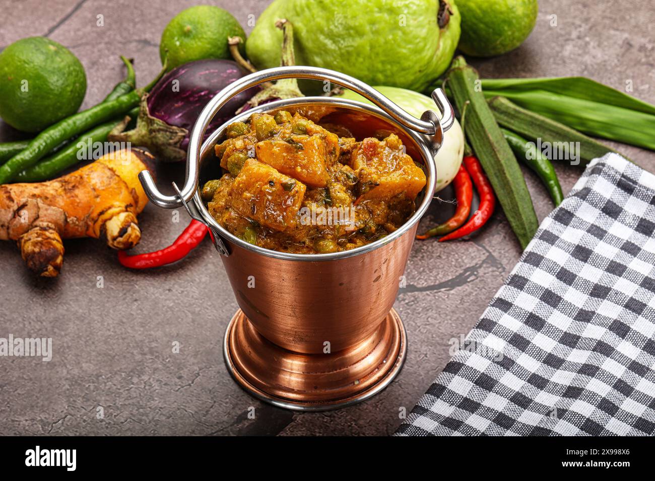Indian traditional cuisine Aloo mutter - potato with green peas Stock ...