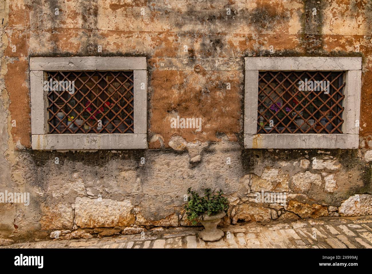 Old people isolation hi-res stock photography and images - Alamy