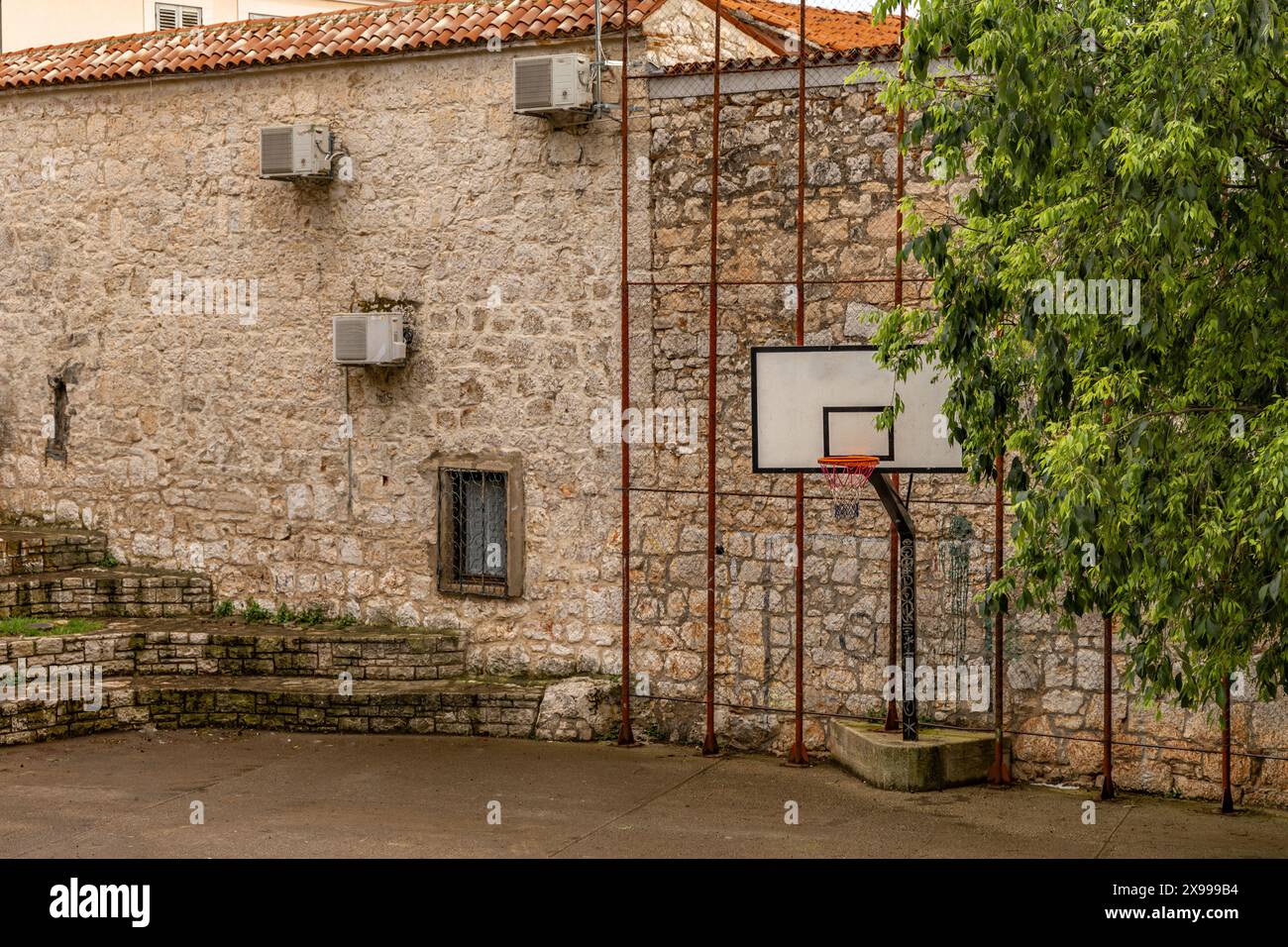Abandoned basketball court hi-res stock photography and images - Alamy
