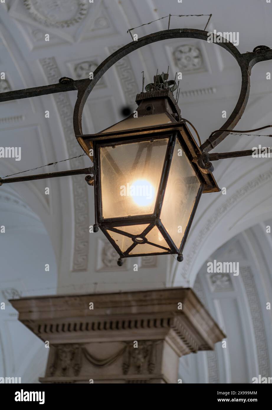 Overhead street light hi-res stock photography and images - Alamy