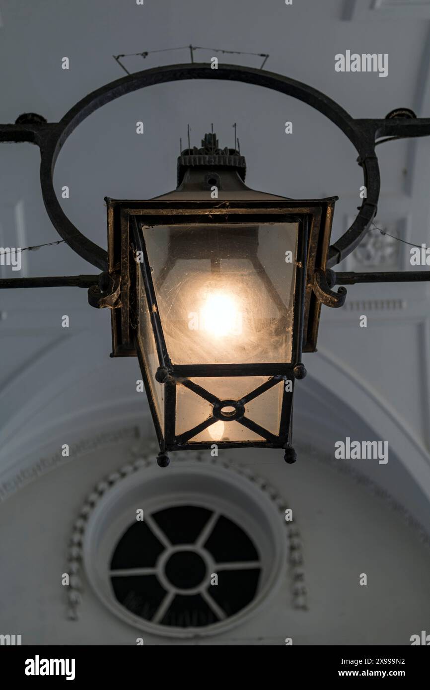 Overhead street light hi-res stock photography and images - Alamy