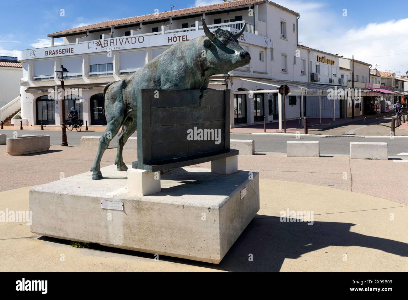 Bronze bull statue in Saintes Maries De La Mer Stock Photo - Alamy