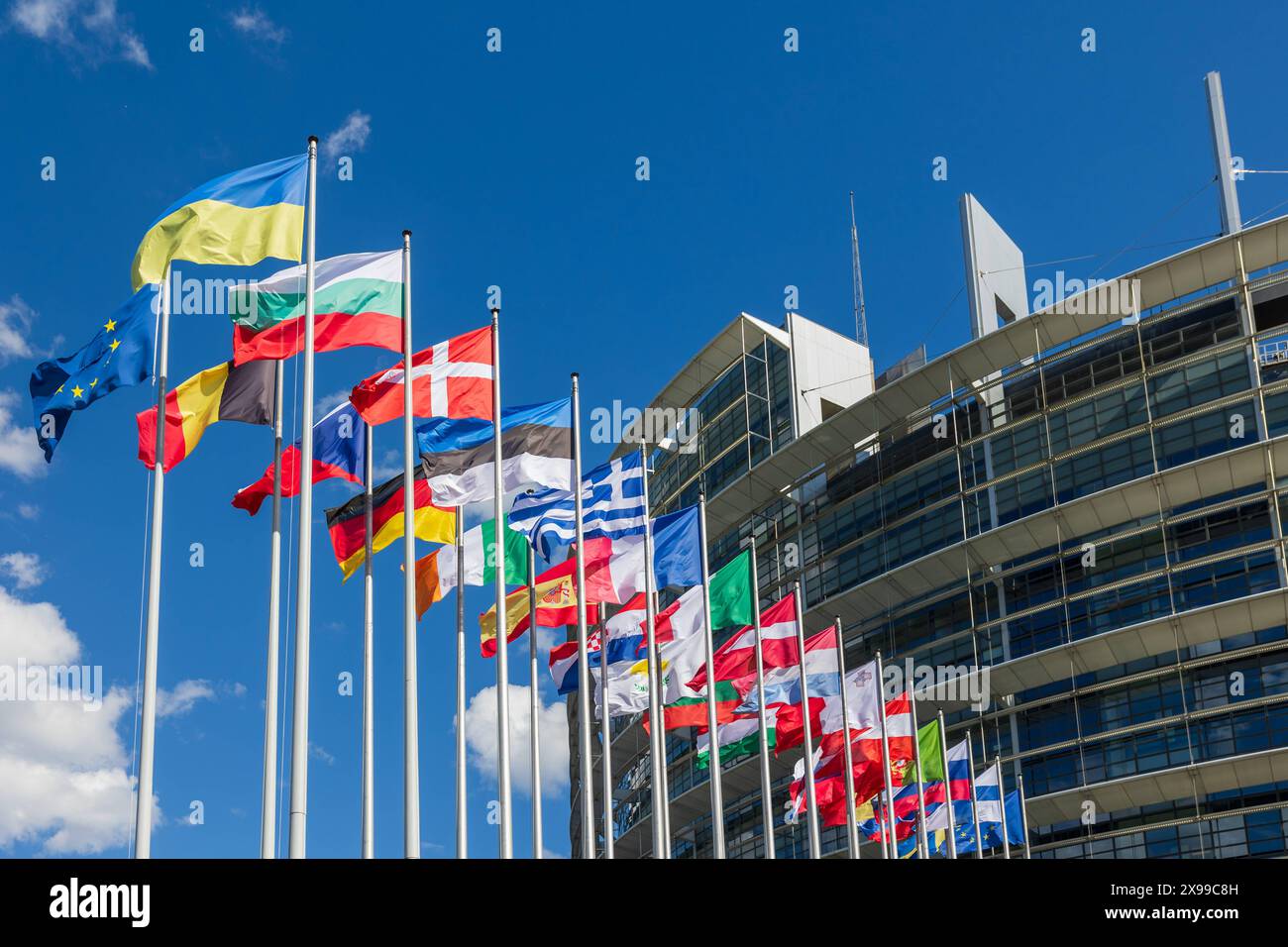 Europaparlament in Straßburg vor der Europawahl Die Flaggen der ...