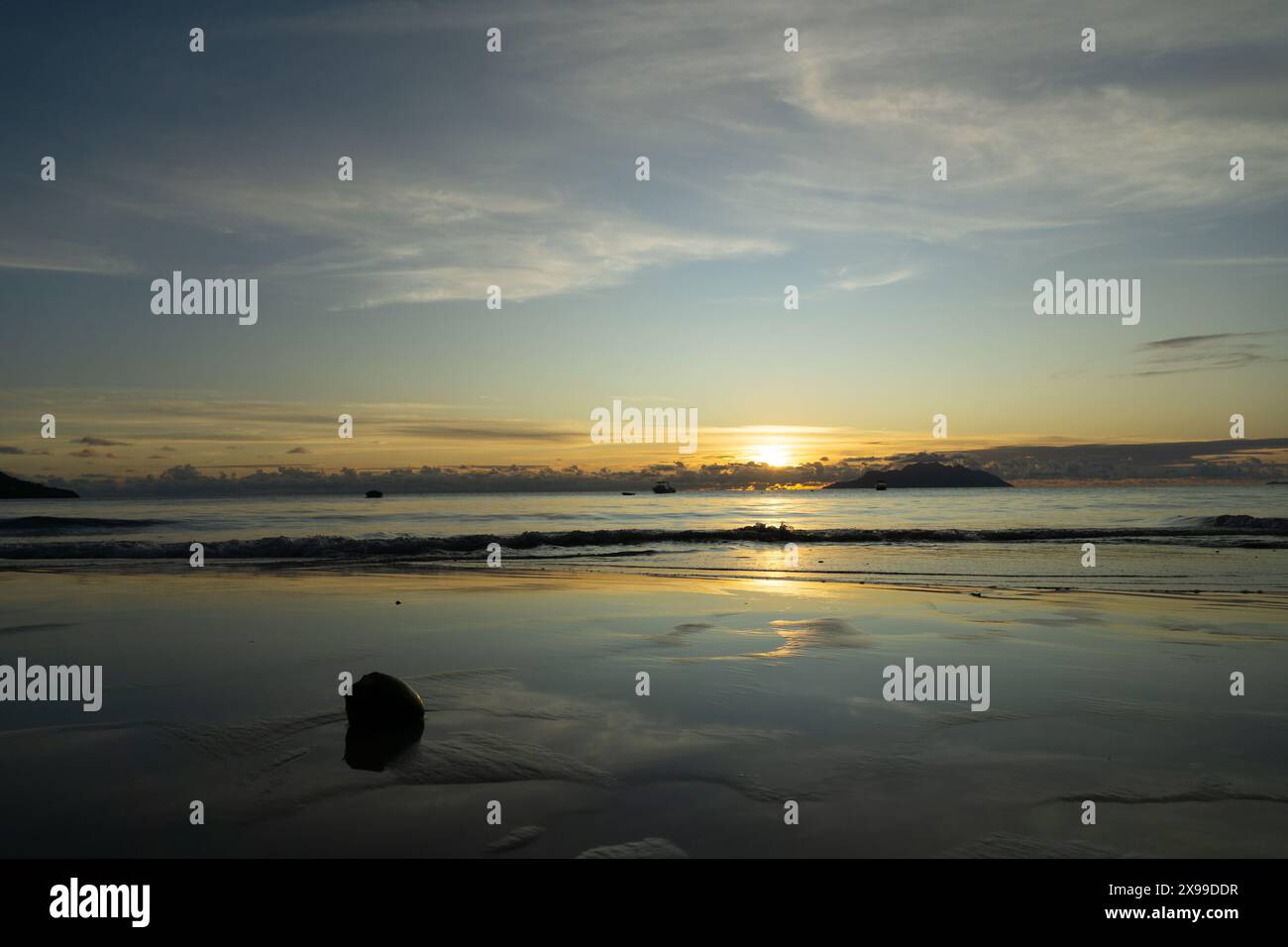 Beau vallon beach sunset hi-res stock photography and images - Alamy