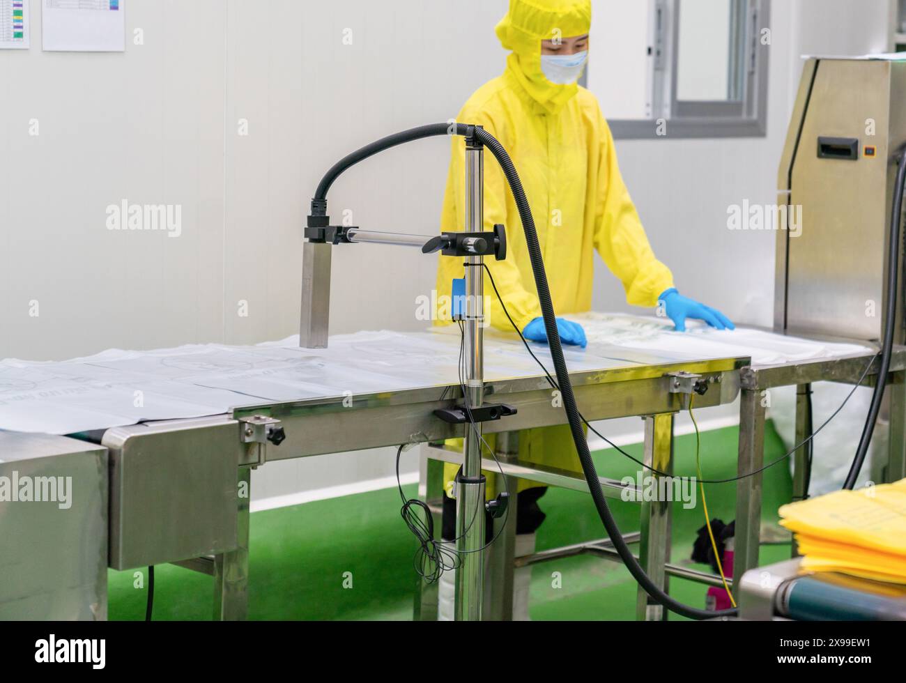 Automatic continuous labeling machine for labelling bag on belt ...