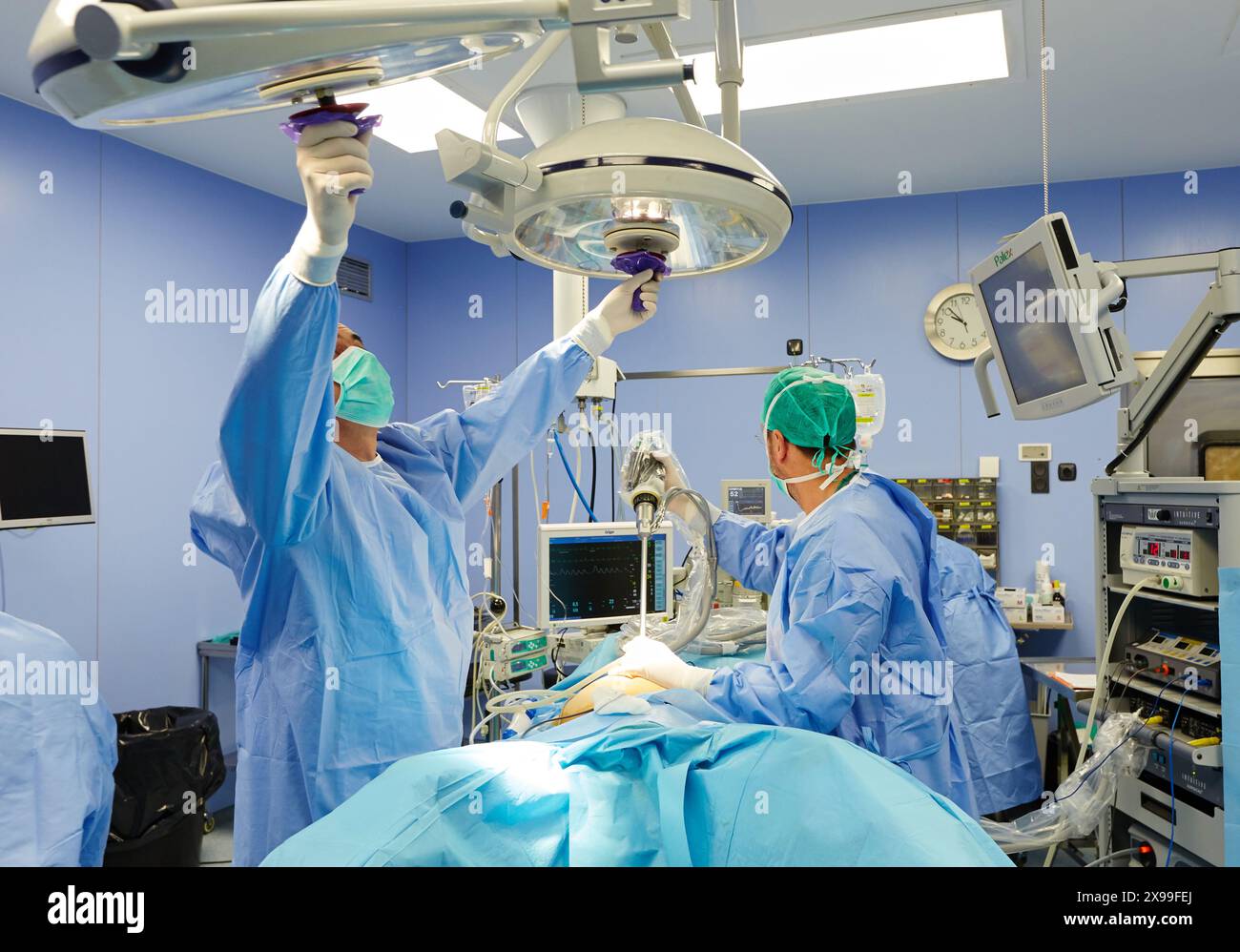 Operating room, Prostate cancer robotic surgery, Da Vinci surgical ...