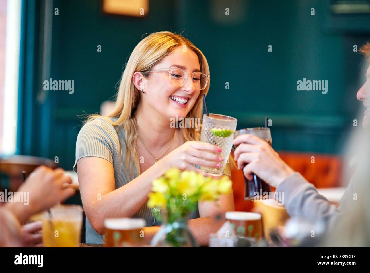 Pub lunch group hi-res stock photography and images - Alamy