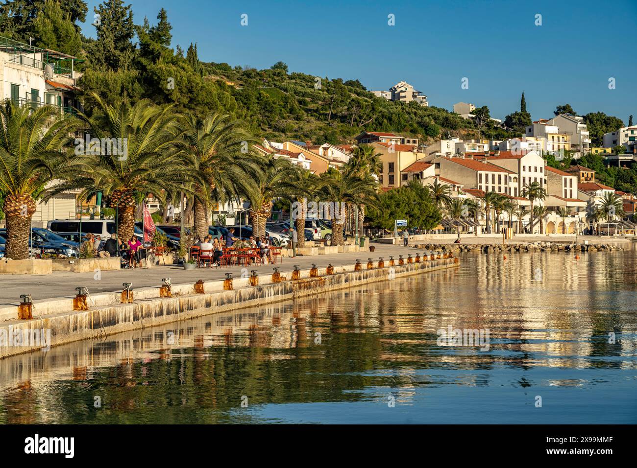 Uferpromenade Podgora Die Uferpromenade Riva in Podgora, Kroatien ...