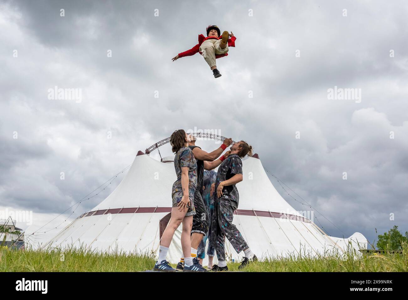 Nose dive assembly hi-res stock photography and images - Alamy