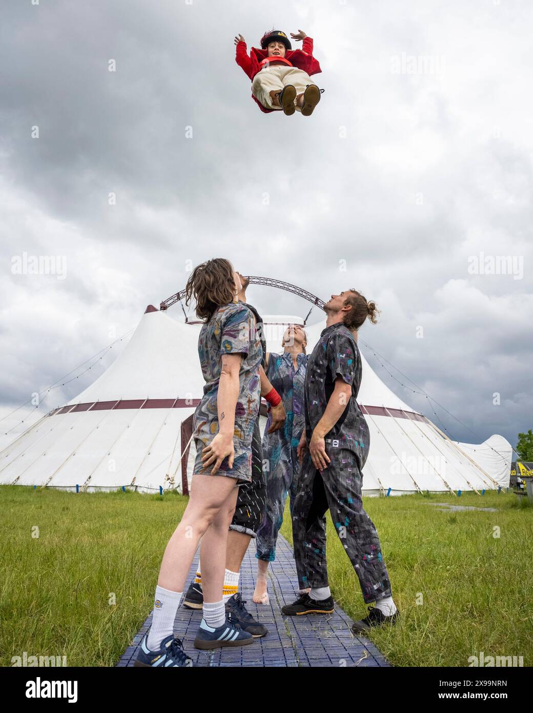 Nose dive assembly hi-res stock photography and images - Alamy