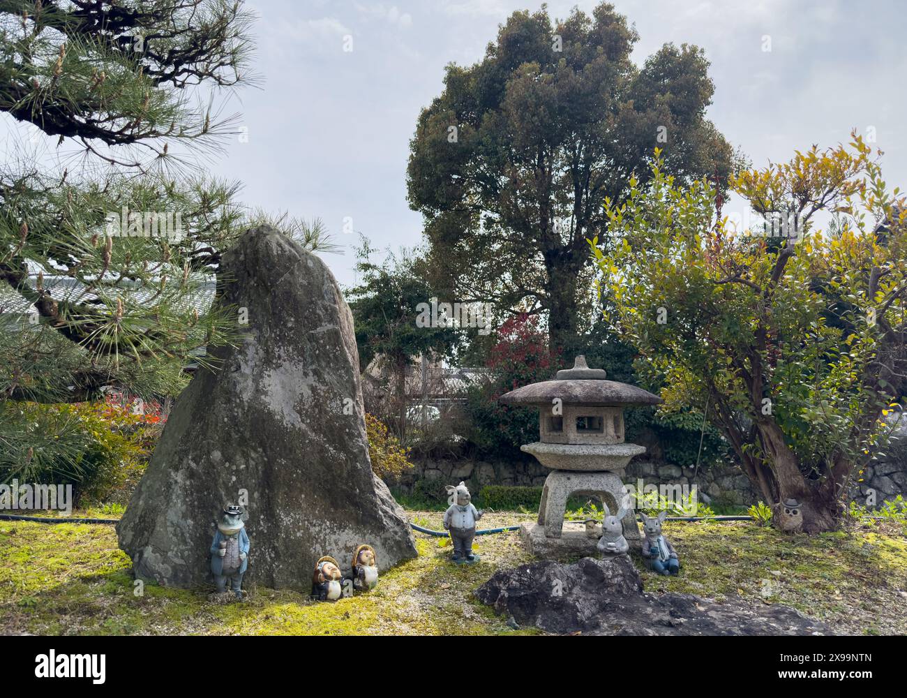 Traditional japanese lantern sculpture hi-res stock photography and ...