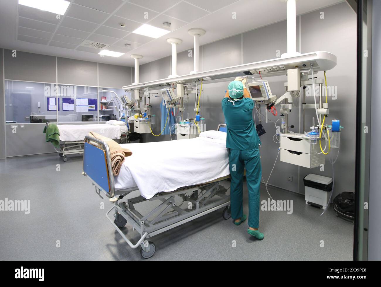 Resuscitation beds hi-res stock photography and images - Alamy