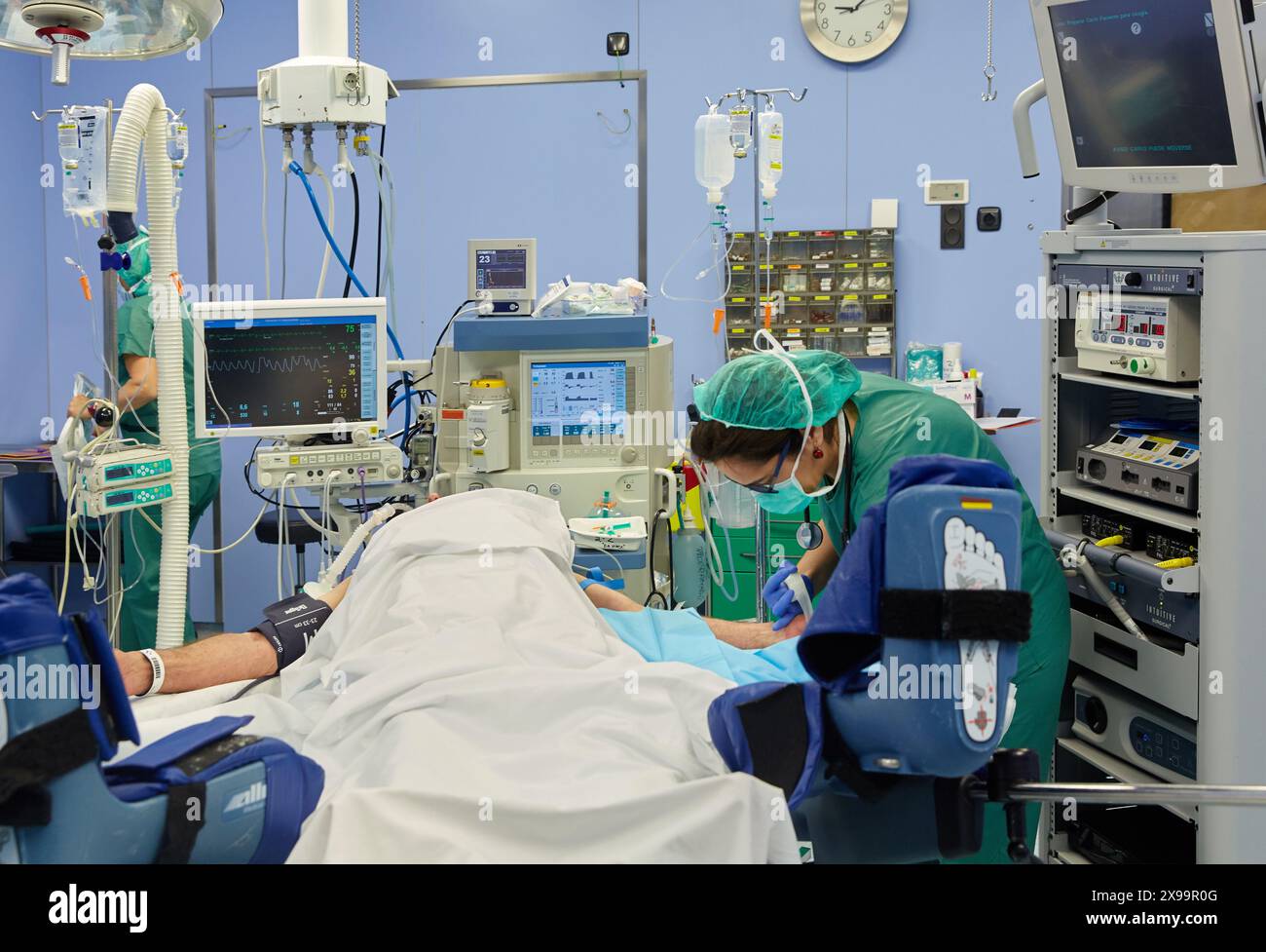 Operating room, Prostate cancer robotic surgery, Da Vinci surgical ...