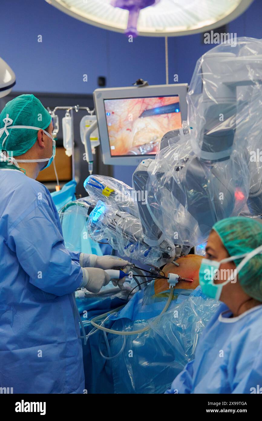 Operating room, Prostate cancer robotic surgery, Da Vinci surgical ...