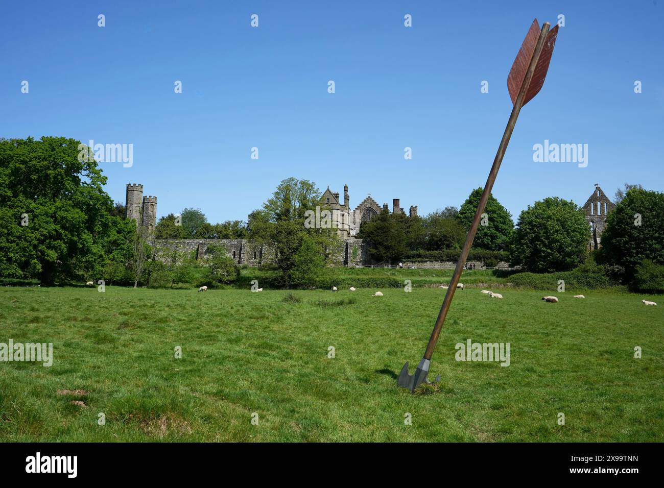 A giant arrow at The Battle of Hastings site with Battle Abbey behind ...