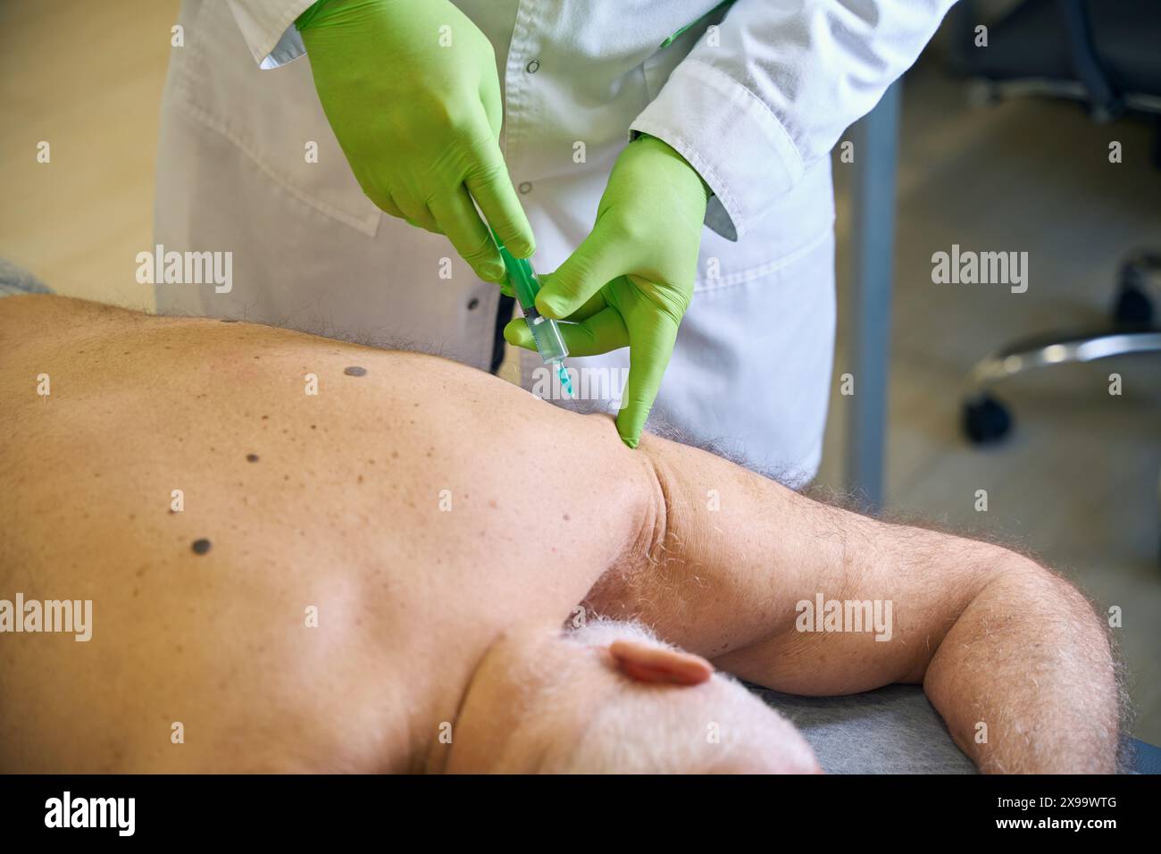 Doctor inserts syringe needle into patient skin Stock Photo - Alamy