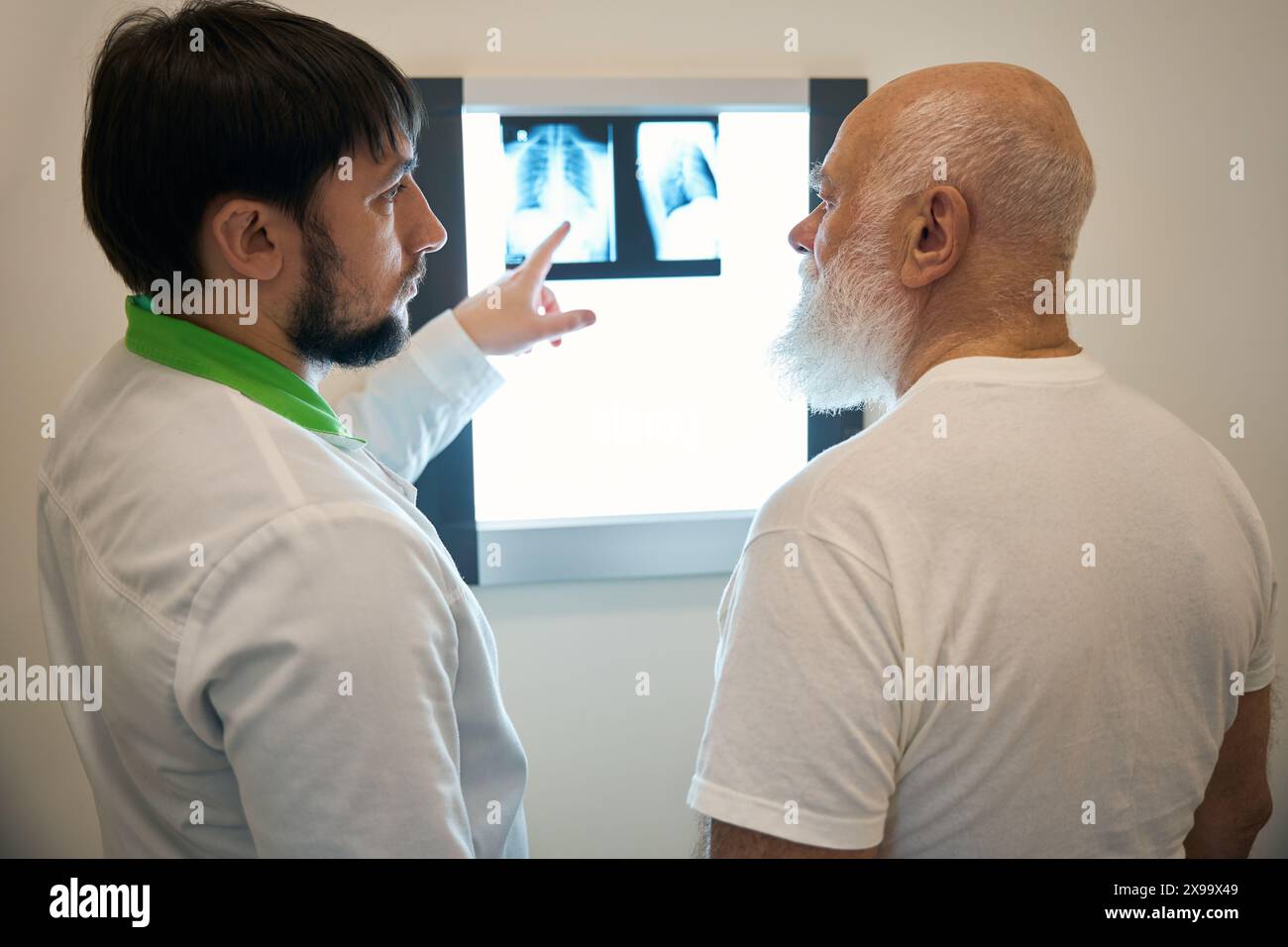 Doctor points to x ray image hi-res stock photography and images - Alamy
