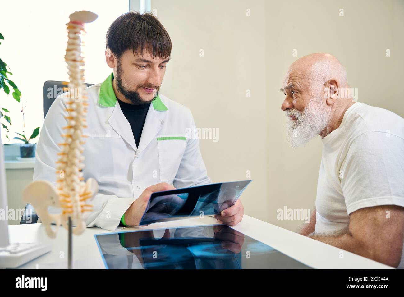Old patient communicates doctor hi-res stock photography and images - Alamy