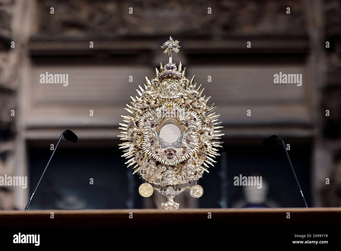 Eine Monstranz mit Hostie beim Pontifikalamt zu Fronleichnam 2024 auf ...