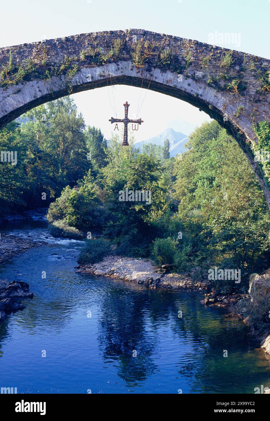 Puente medieval asturias hi-res stock photography and images - Alamy