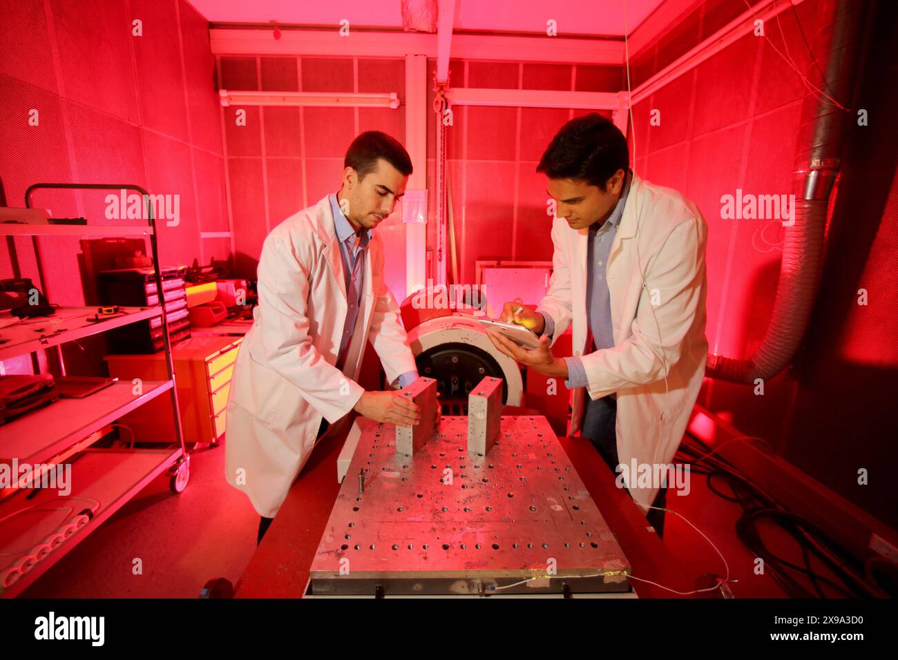 Vibration chamber laboratory hi-res stock photography and images - Alamy