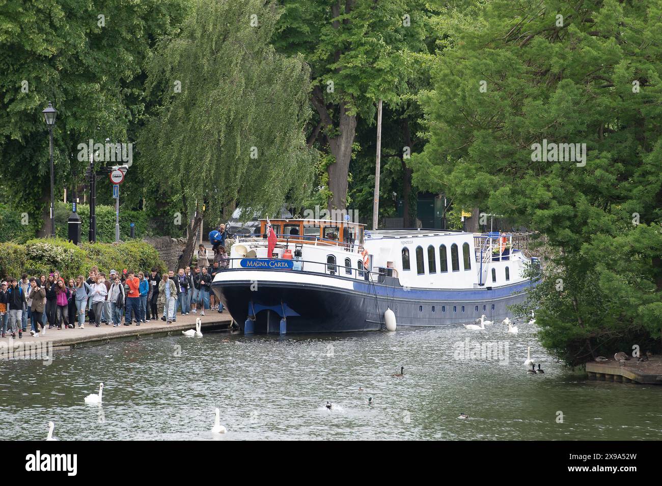 Windsor, UK. 30th May, 2024. Tourists out and about in Windsor ...
