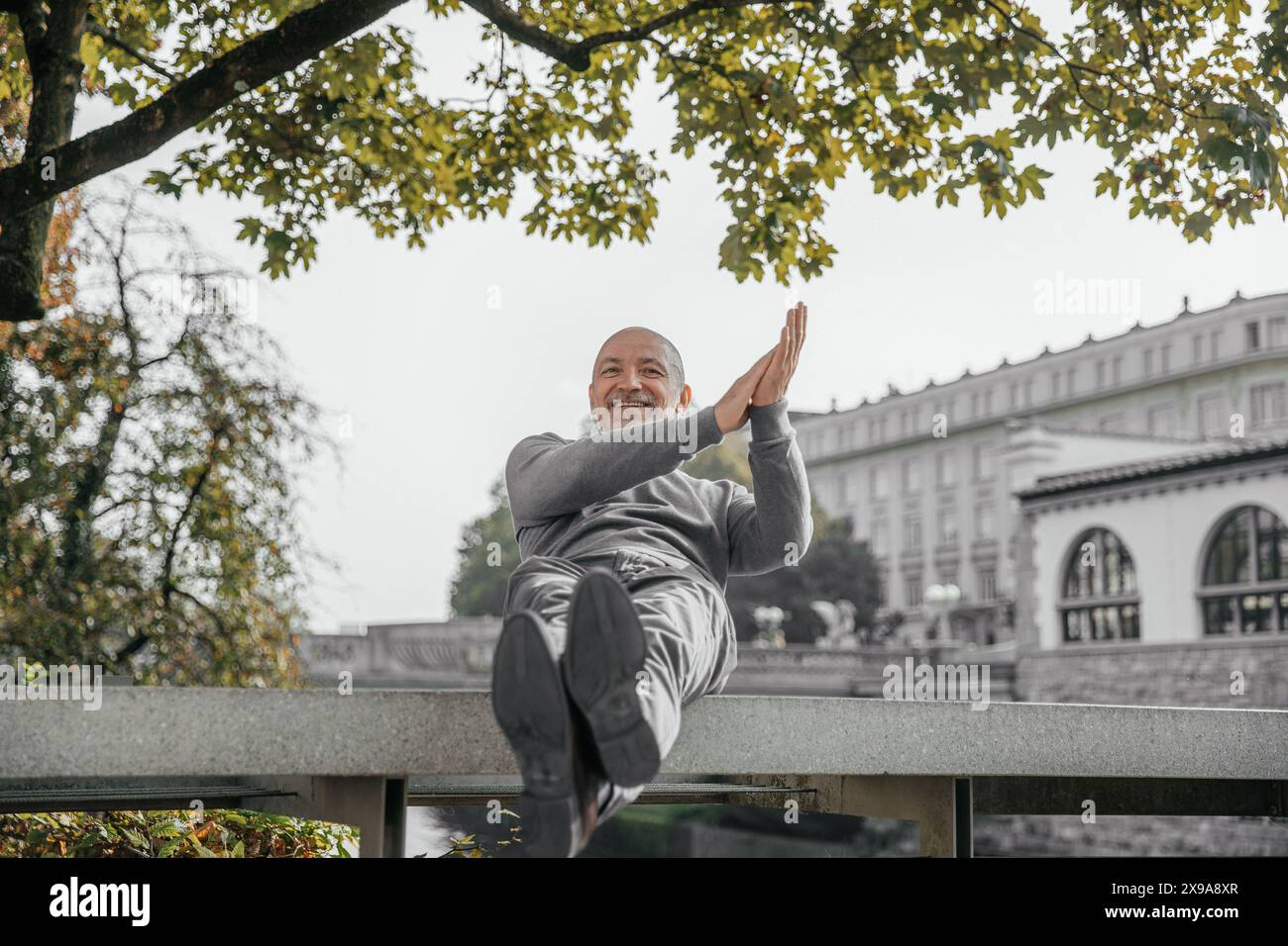 Man clapping hands sitting hi-res stock photography and images - Alamy