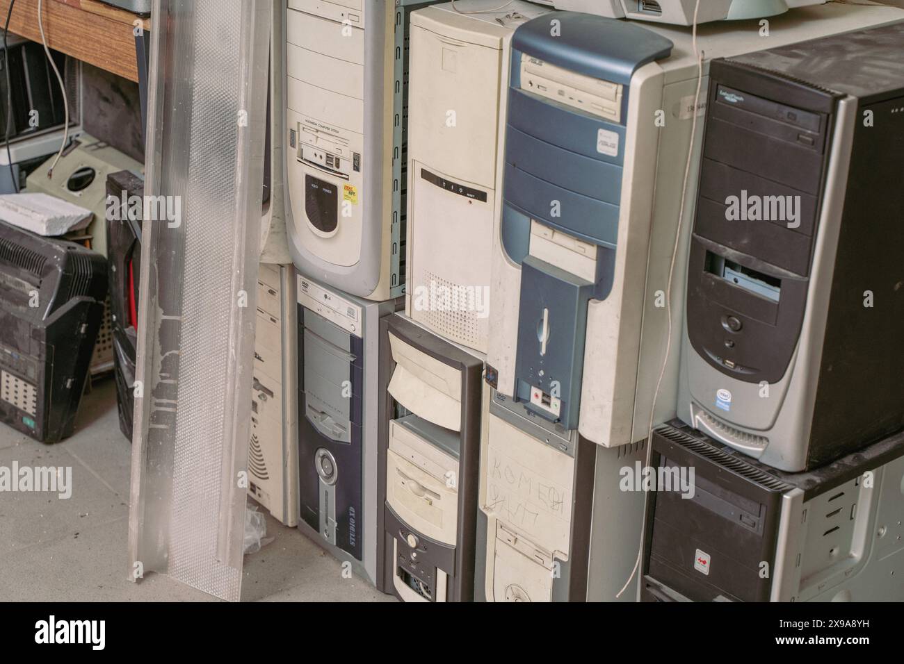 Broken computer on the floor hi-res stock photography and images - Alamy
