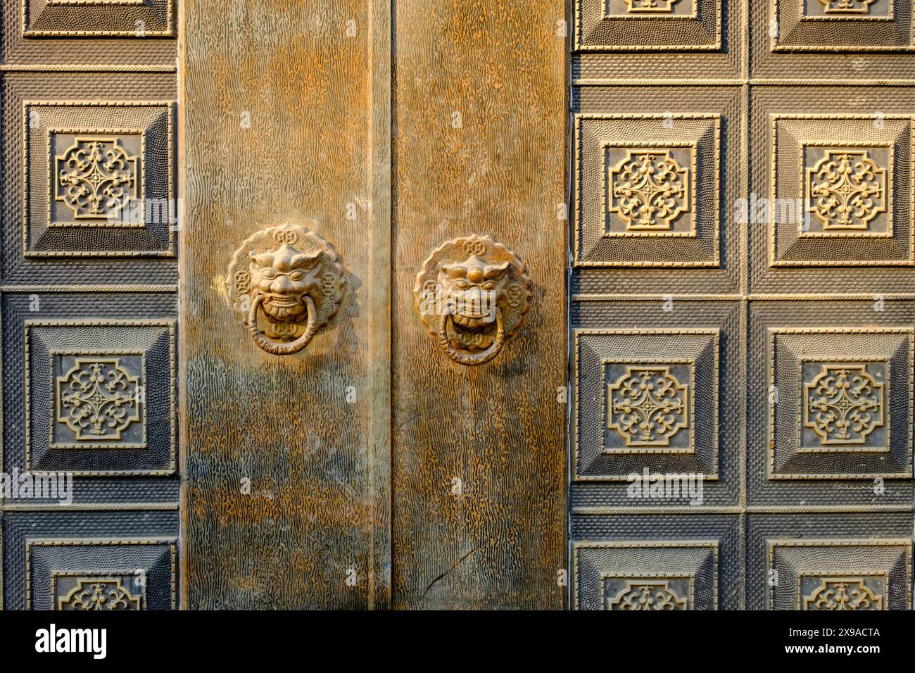 Traditional chinese door design door hi-res stock photography and ...