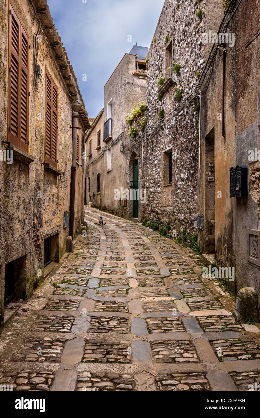 The medieval narrow streets of Erice, Sicily Stock Photo - Alamy