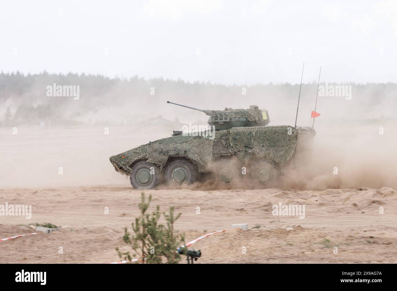 Ein gepanzertes Transport-Kraftfahrzeug Boxer, aufgenommen waehrend des ...