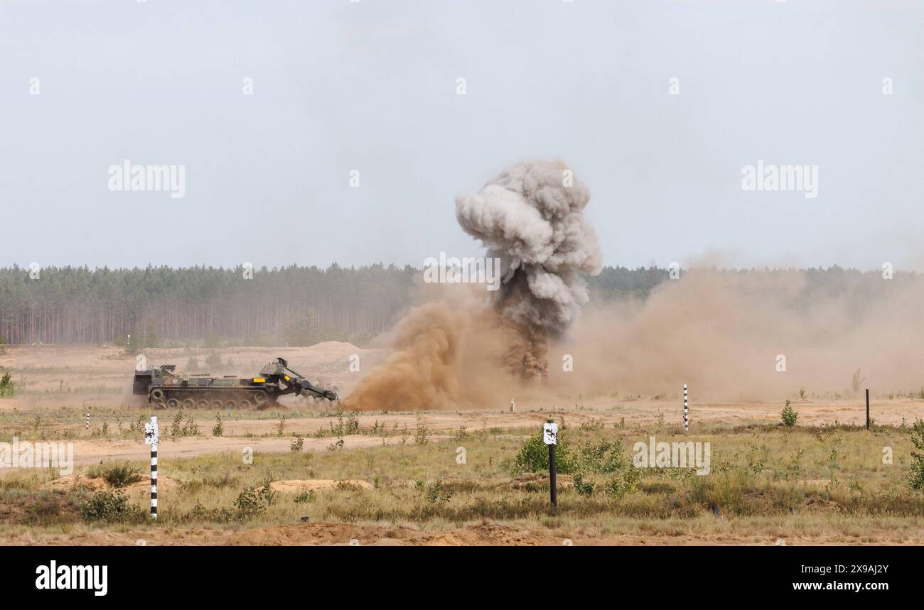 Ein Minenraeumpanzer Keiler loest eine Explosion aus, aufgenommen ...