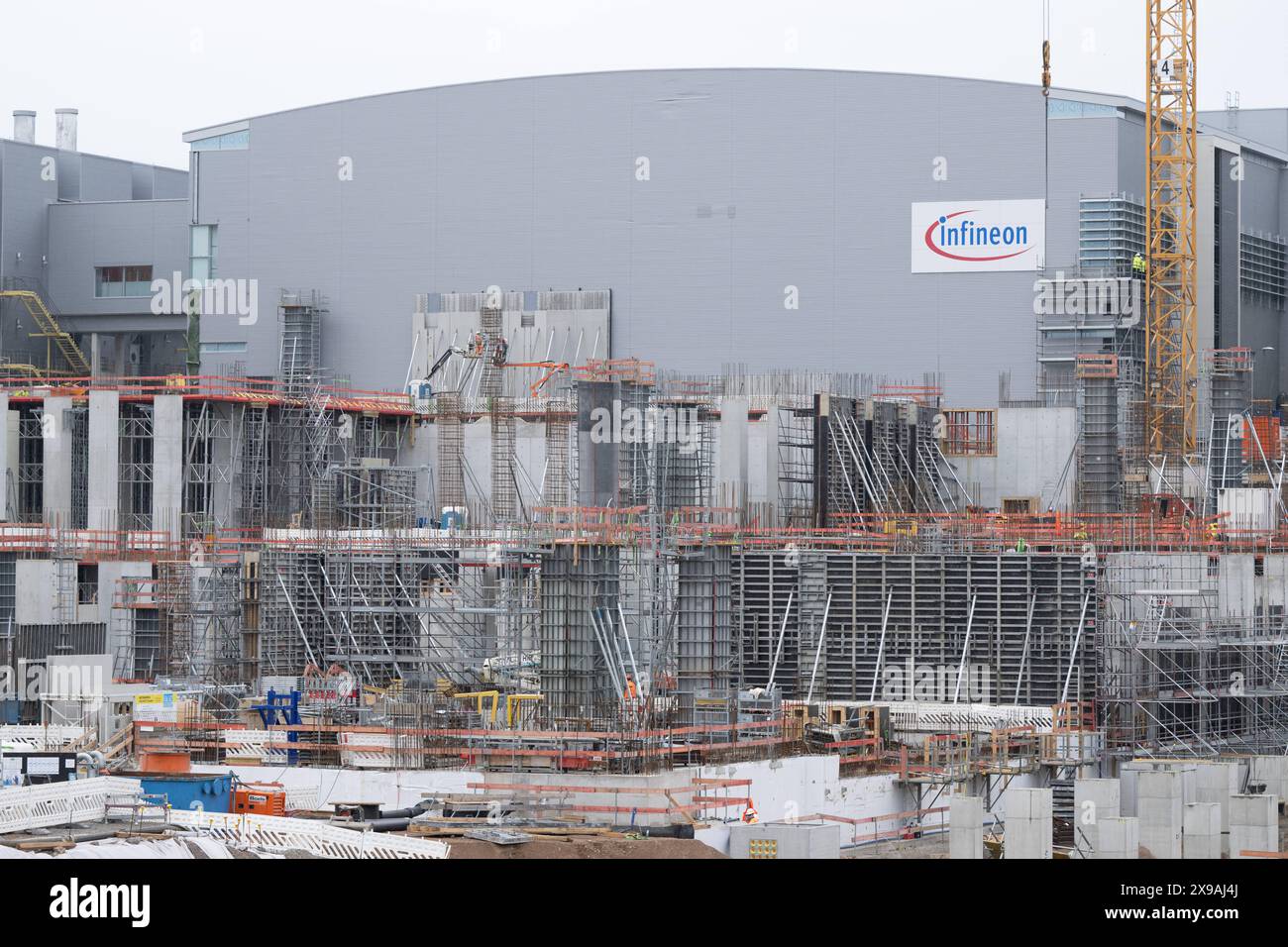 Dresden, Germany. 30th May, 2024. Construction workers stand on the ...