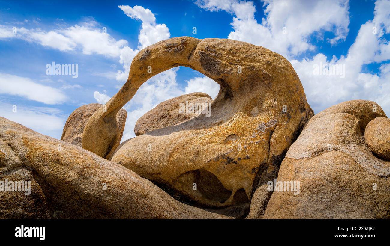 Mobius Arch, a remarkable natural rock arch formation in Alabama Hills ...