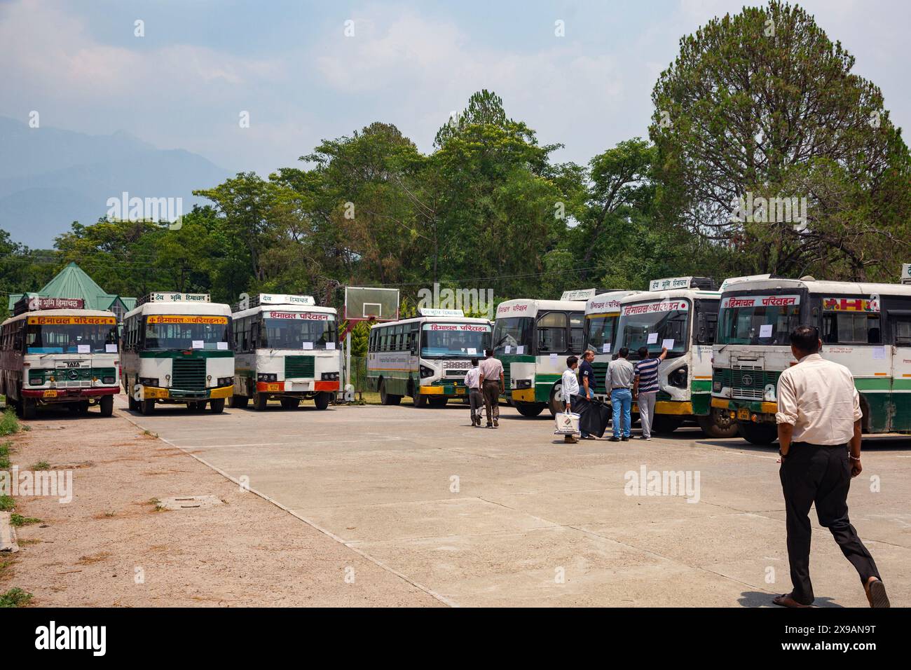 Palampur, Himachal Pradesh, India. 30th May, 2024. Polling parties ...