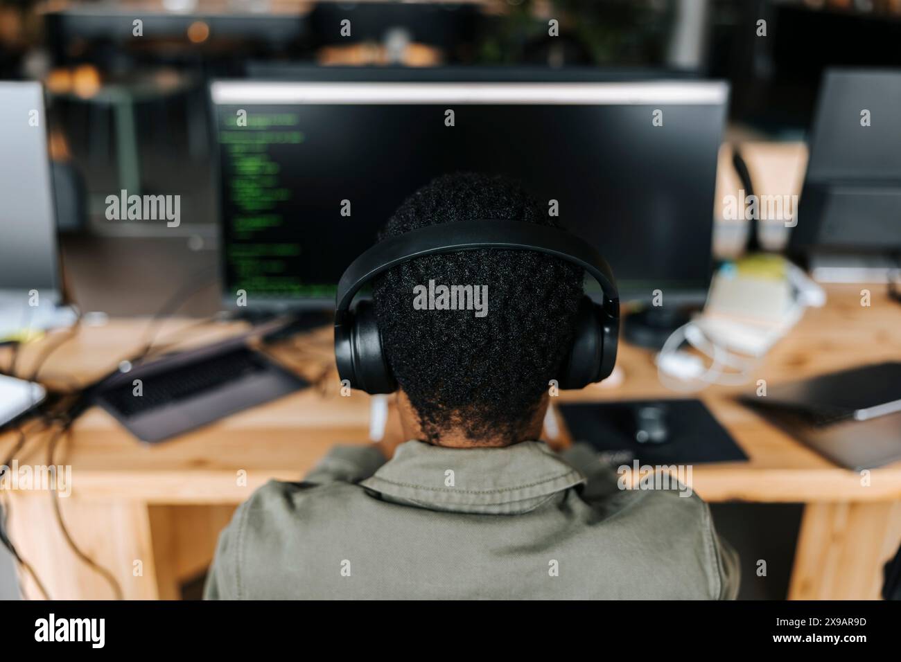 Programmer headphones working desk hi-res stock photography and images ...