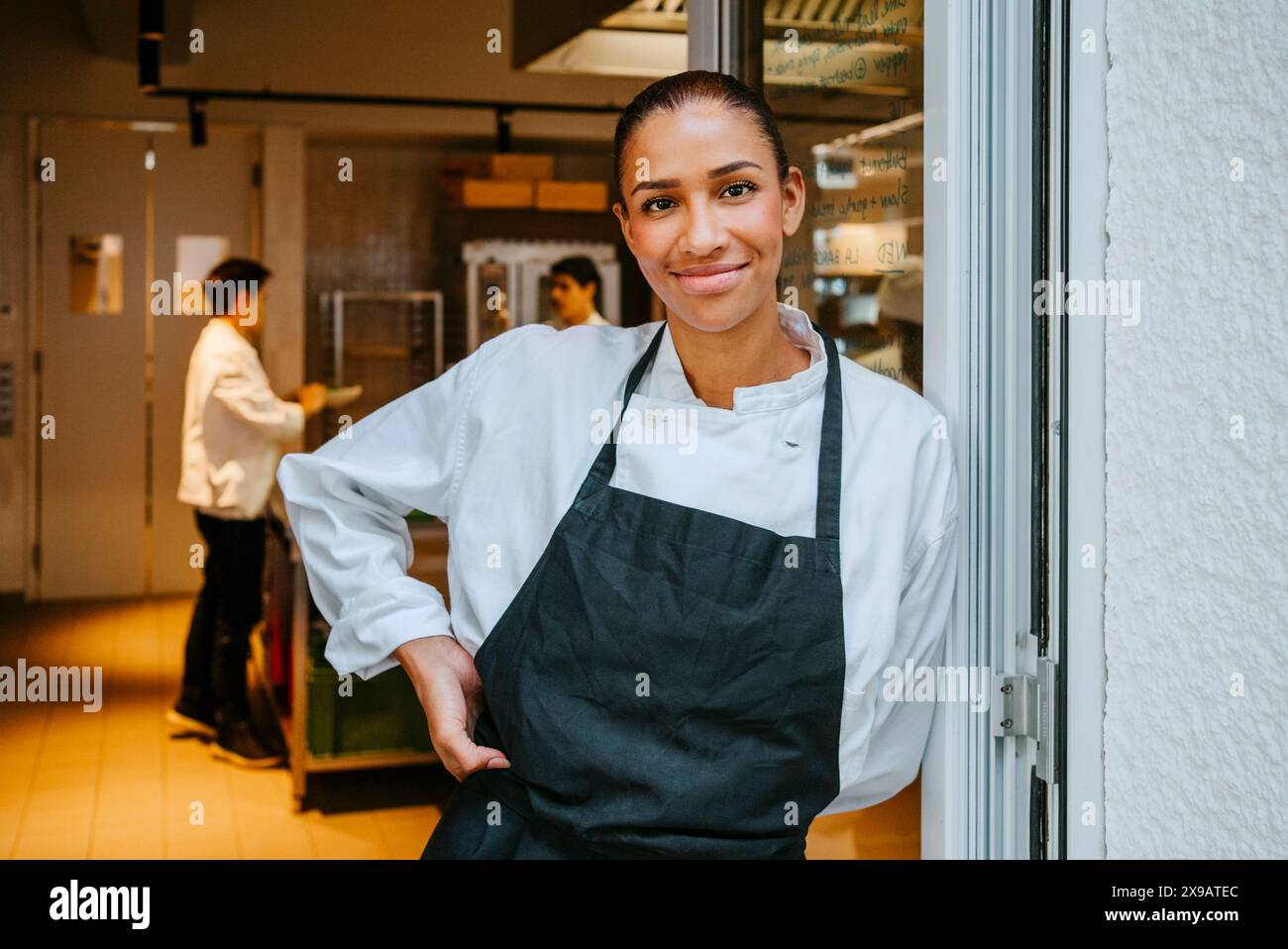 Restaurant kitchen black female hi-res stock photography and images - Alamy