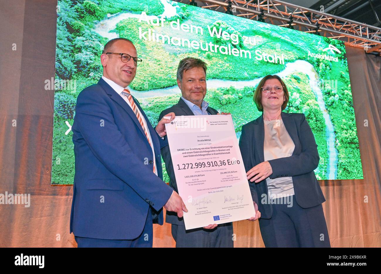 30 May 2024, Brandenburg, Eisenhüttenstadt: Thomas Bünger (l-r), CEO of ...