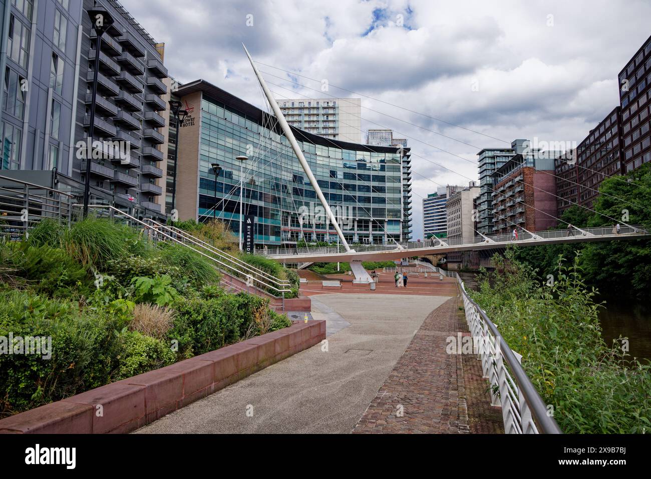 Manchester pedestrian walkway bridge hi-res stock photography and ...
