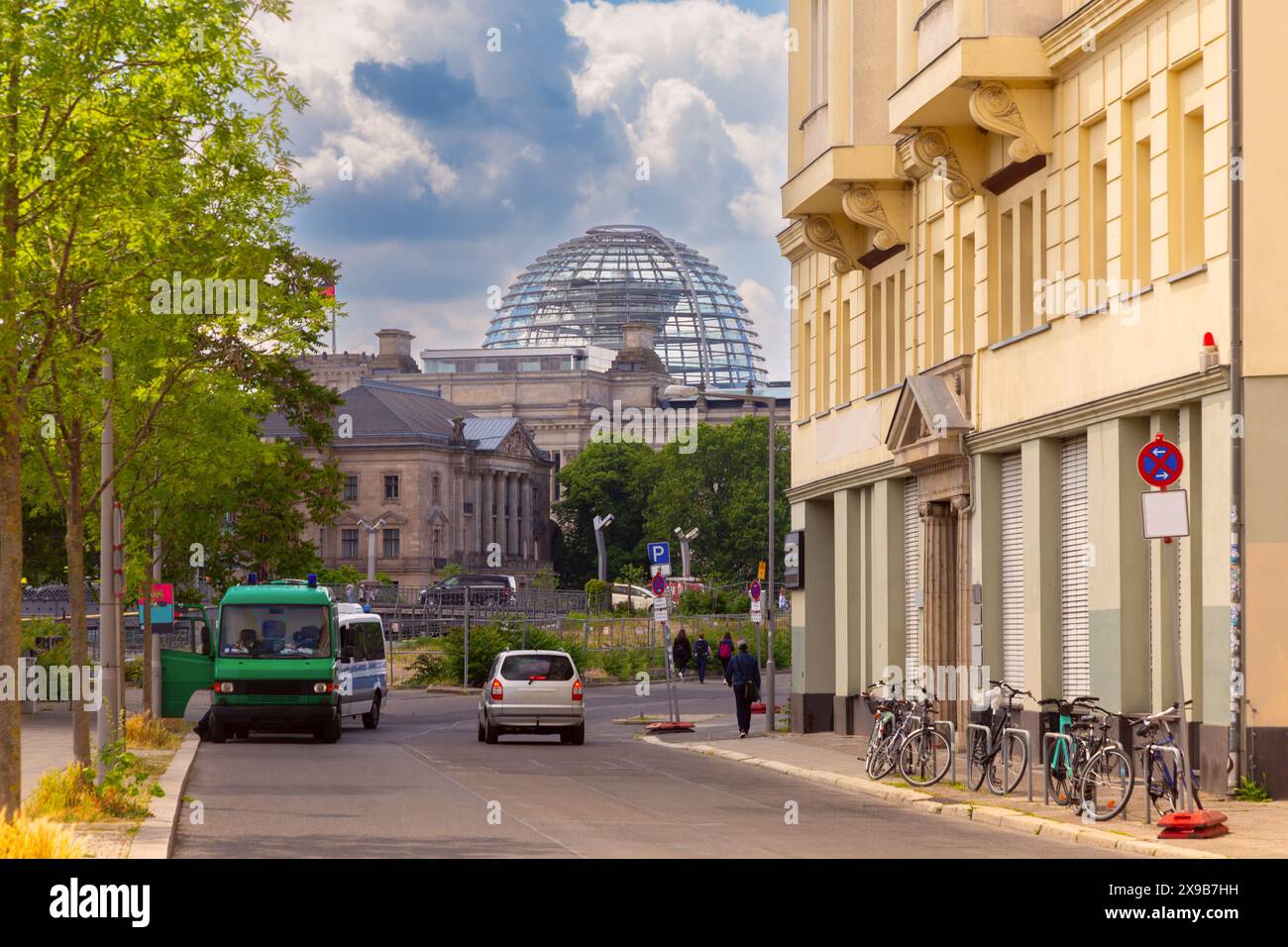 View from the old street to the glass dome of the Reichstag building ...