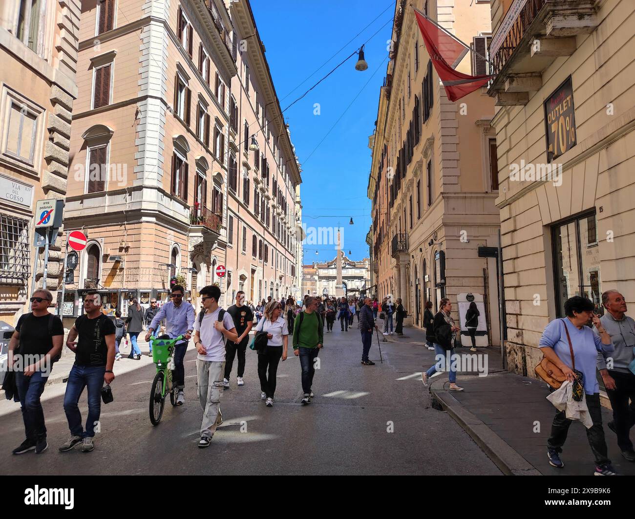 Rome: Via del Corso, shopping area Stock Photo - Alamy