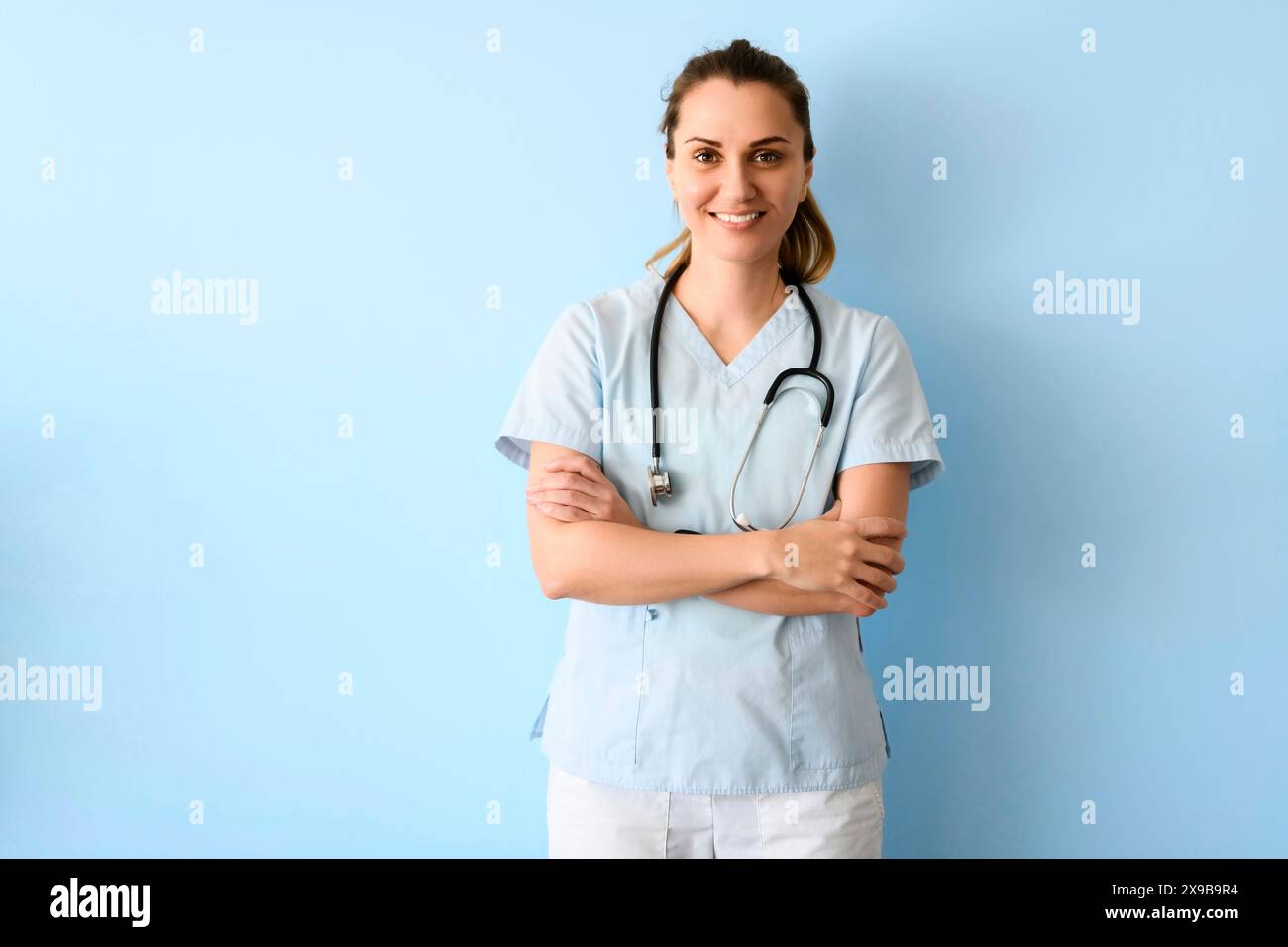 Smiling young inhalotherapy woman with stethoscope holding asthma pump ...