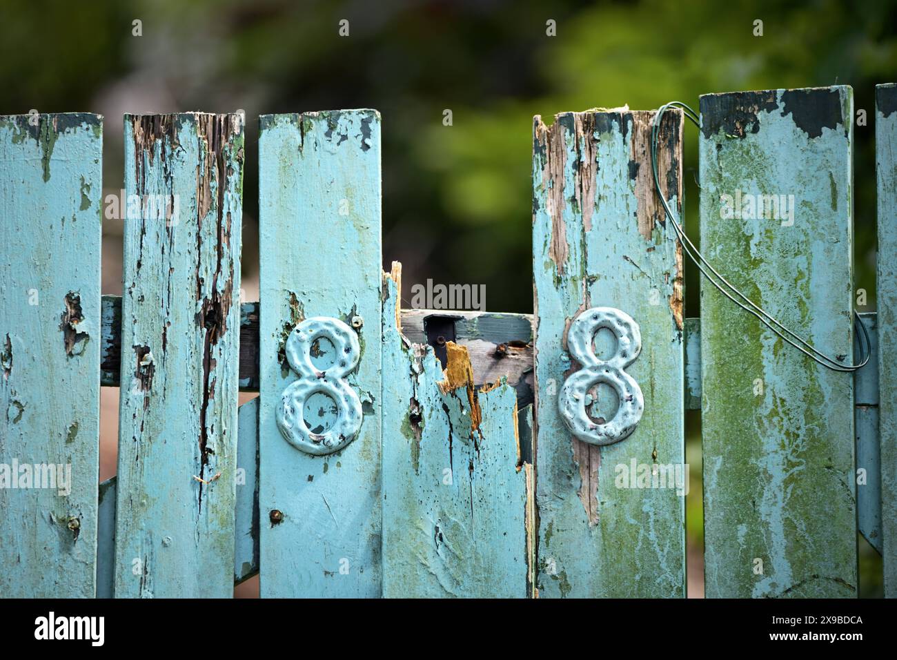 FOTOMONTAGE, Zaun mit der Nummer 88, Symbolfoto Zahlencodes von ...