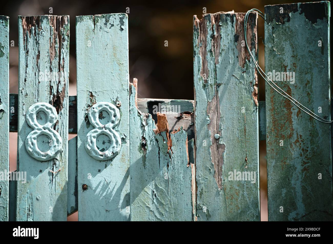 FOTOMONTAGE, Zaun mit der Nummer 88, Symbolfoto Zahlencodes von ...