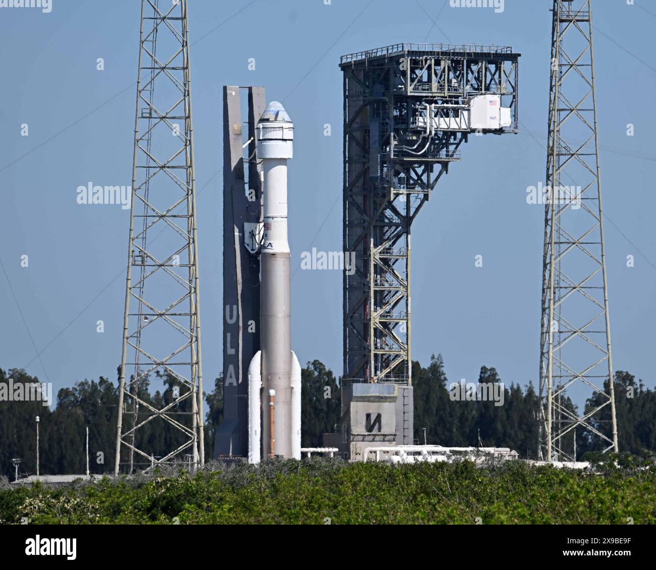 A ULA Atlas V rocket rolls out from the Vertical Integration Building ...